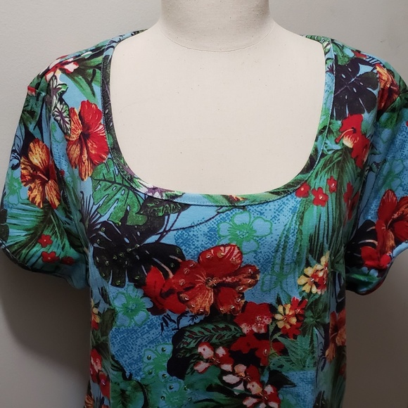 White Stag | Tops | Tropical Flower Print Tee | Poshmark